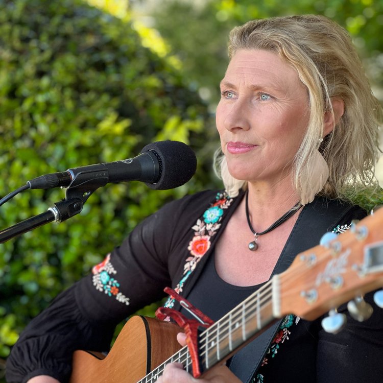 Musician Amber Kenny Live on the Deck at Dormie House - Destination ...
